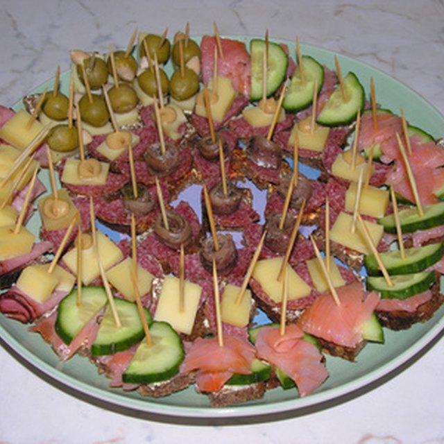 How To Calculate Cost Quantities Of Catering Food Bizfluent