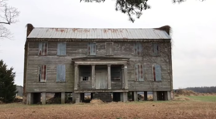 10 Photos Inside One Of The Abandoned Houses In North Carolina